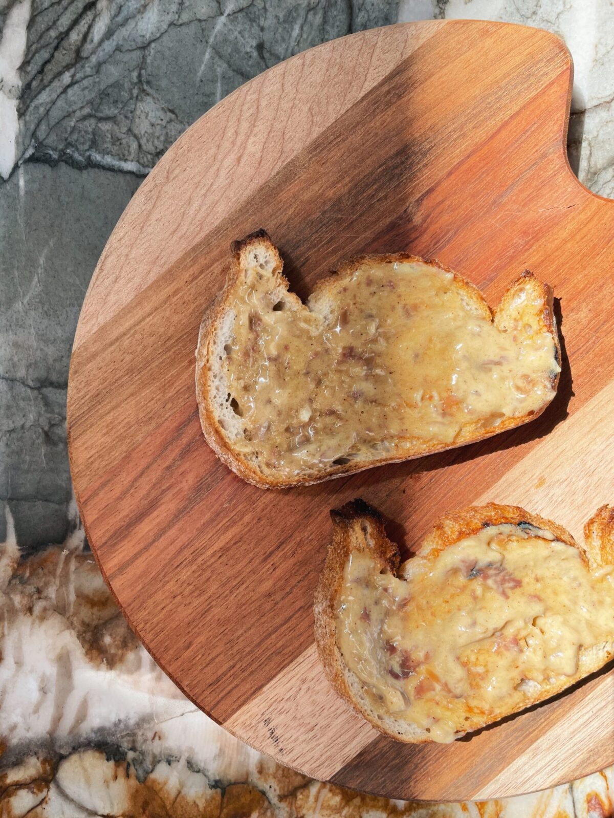 torrada com manteiga de aliche